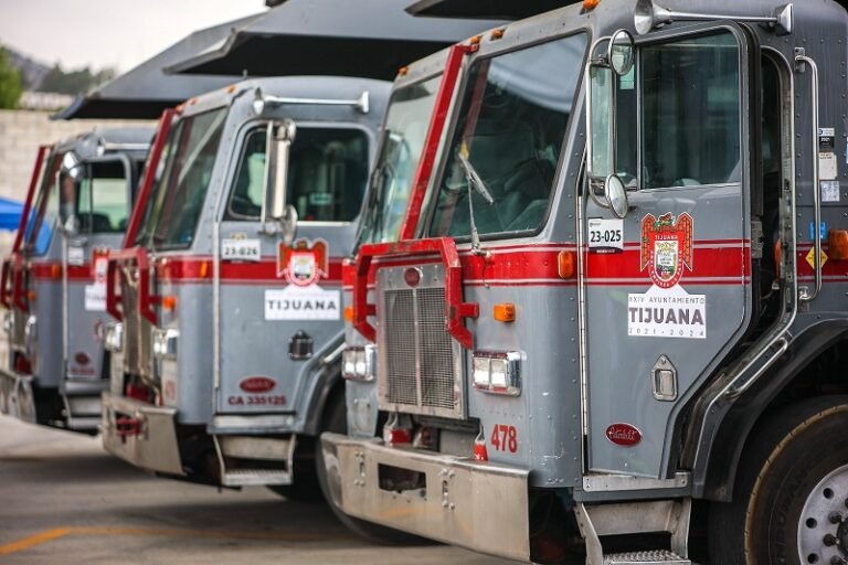 Entregan seis unidades de recolecta de basura para Tijuana - XEWT 12